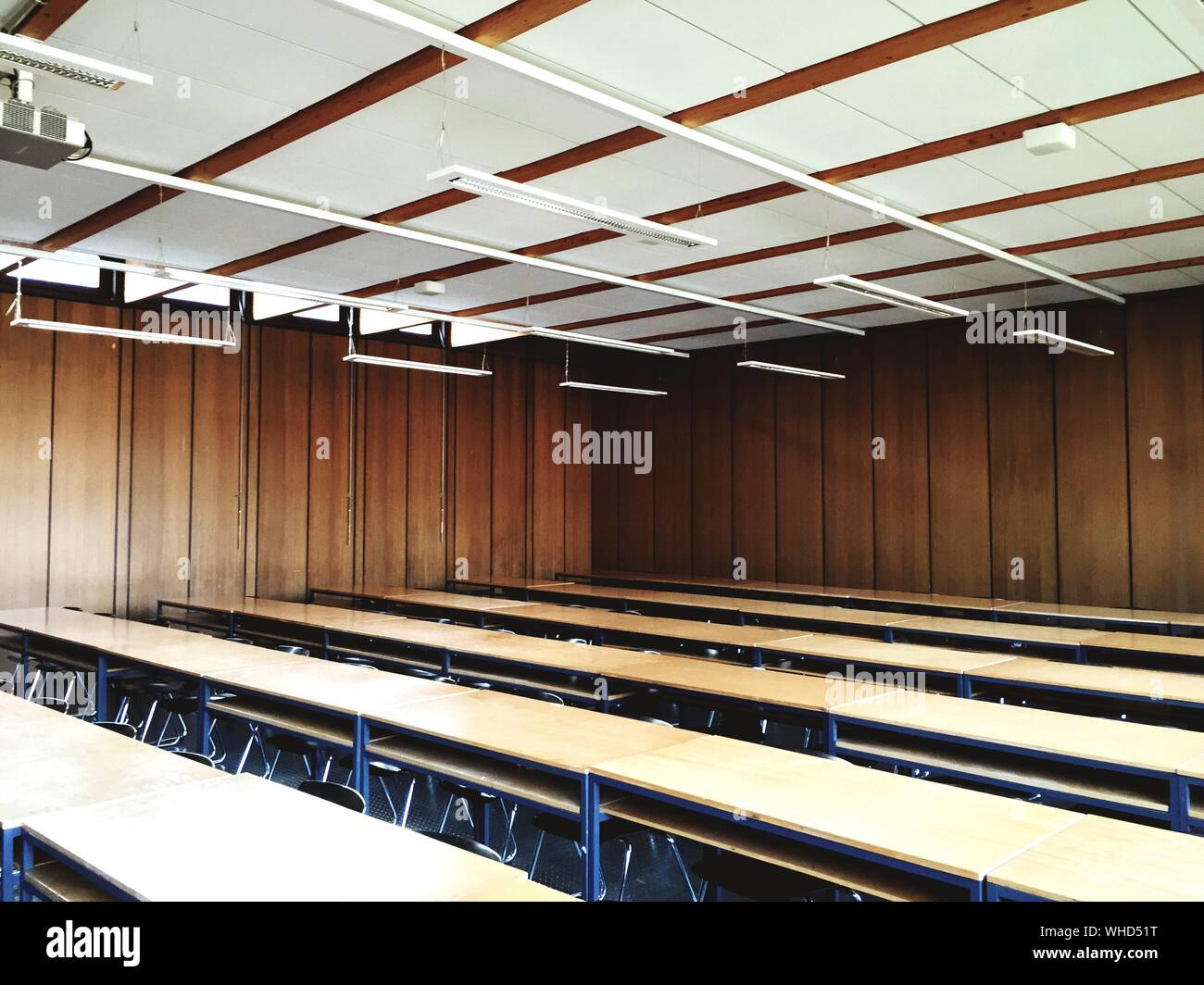 Empty classroom desks hi-res stock photography and images - Alamy