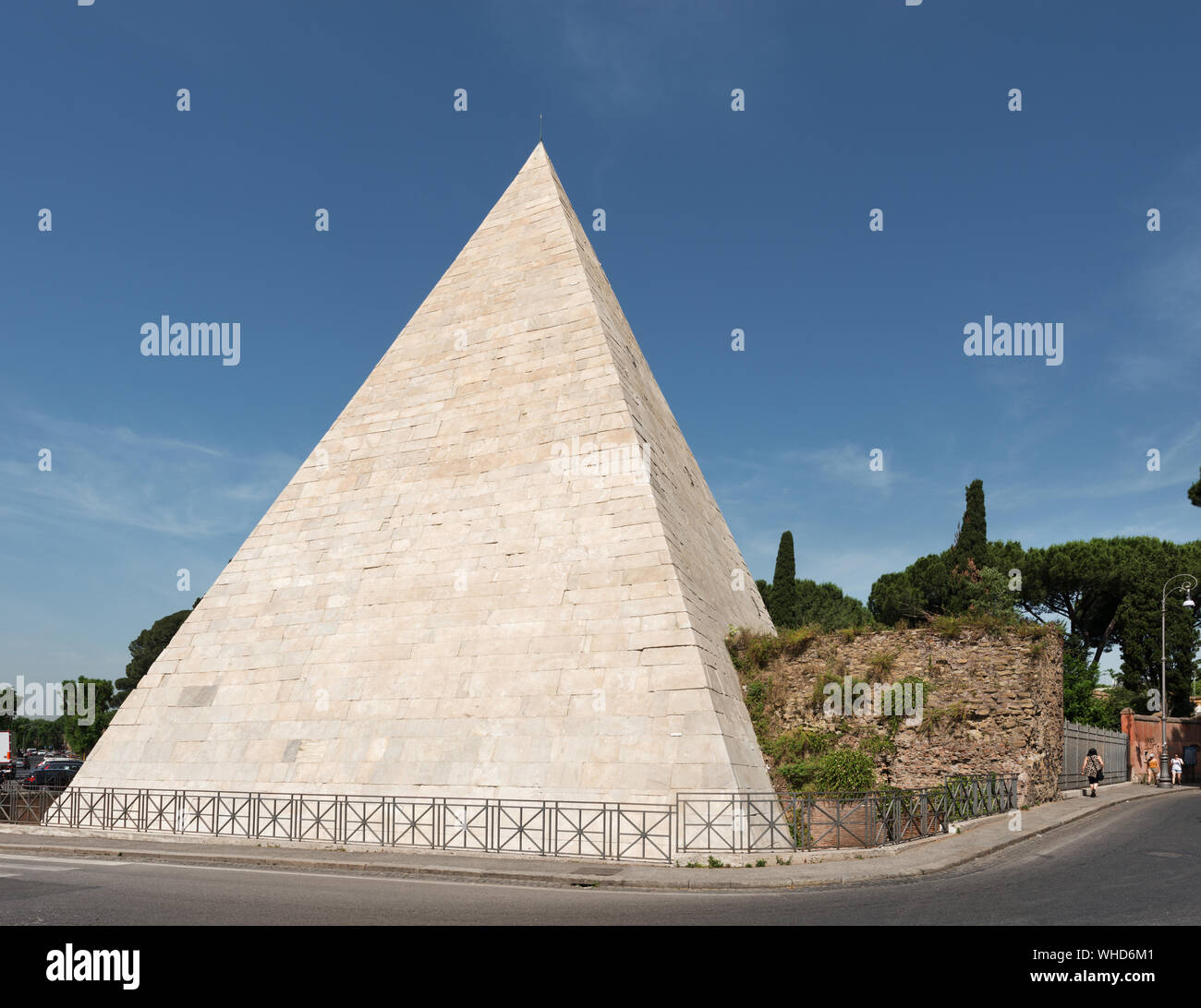 Pyramid of Cestius, Rome, Italy. About 15 BC Stock Photo - Alamy