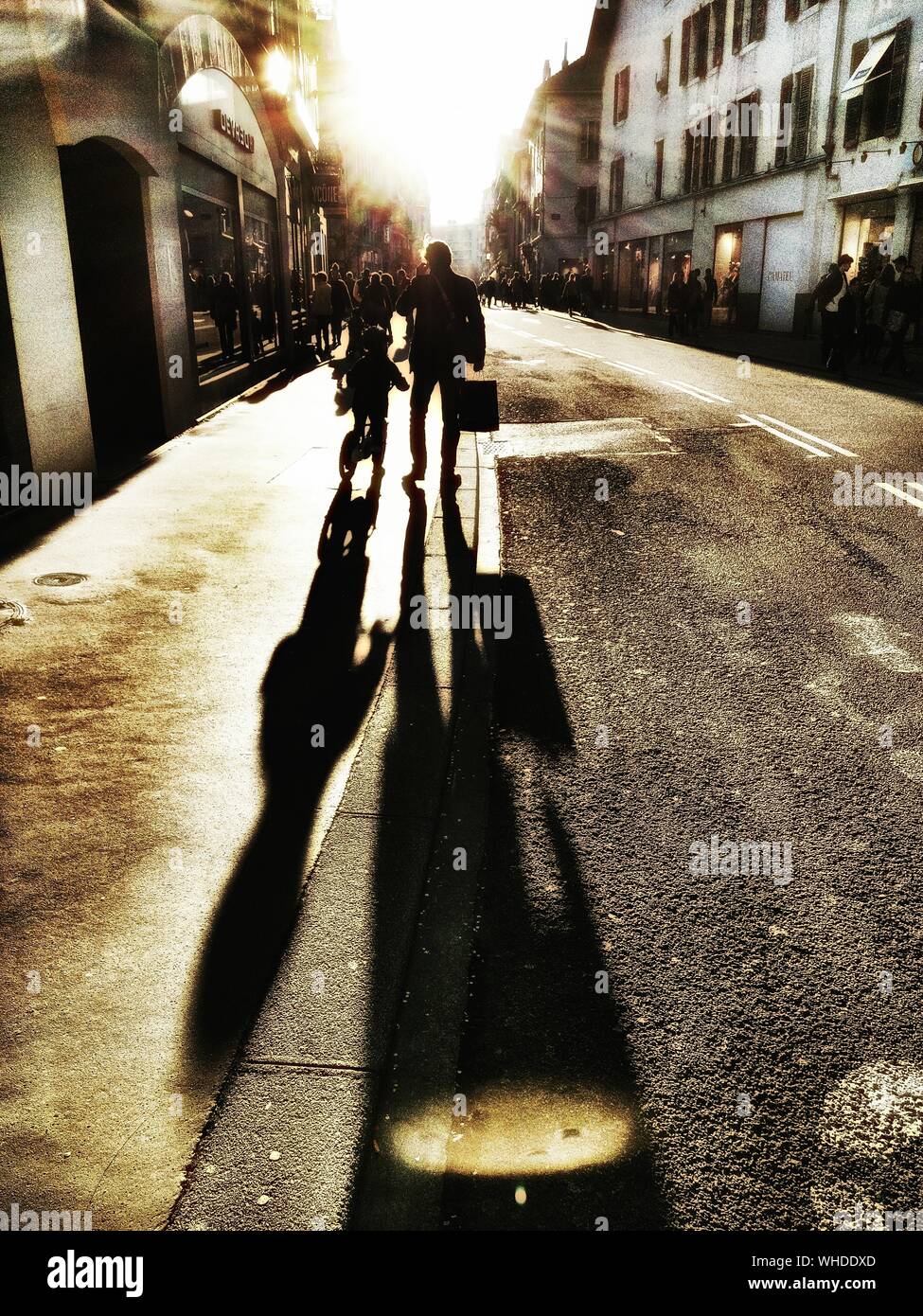 Long city shadow hi-res stock photography and images - Alamy