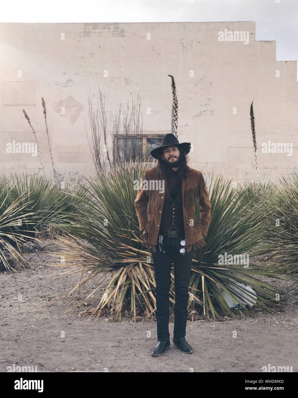 Standing cowboy hi-res stock photography and images - Alamy