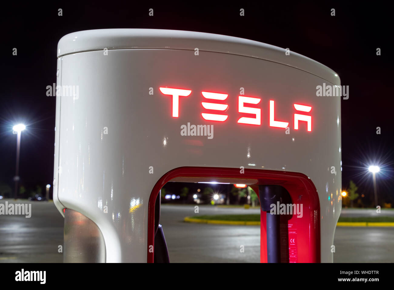 Illuminated night stall hi-res stock photography and images - Alamy