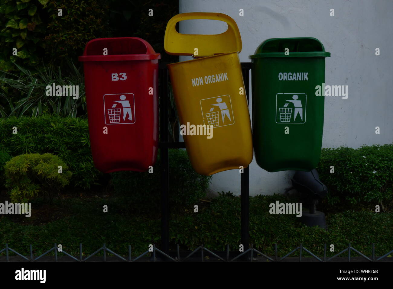 Bins grass hi-res stock photography and images - Alamy