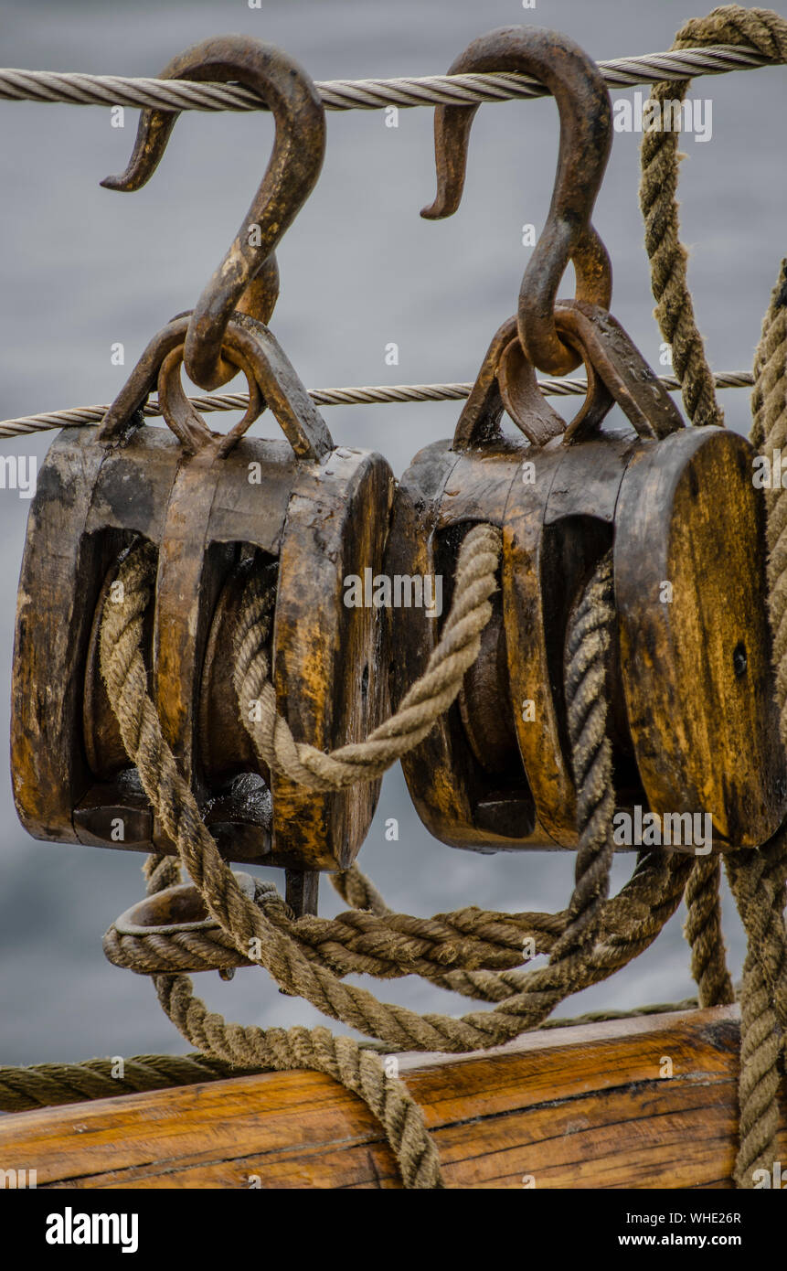 Rope and pulleys hi-res stock photography and images - Alamy
