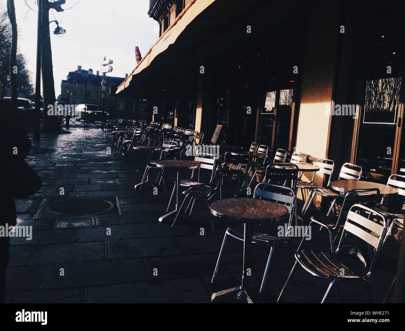 Outside tables chairs hi-res stock photography and images - Alamy