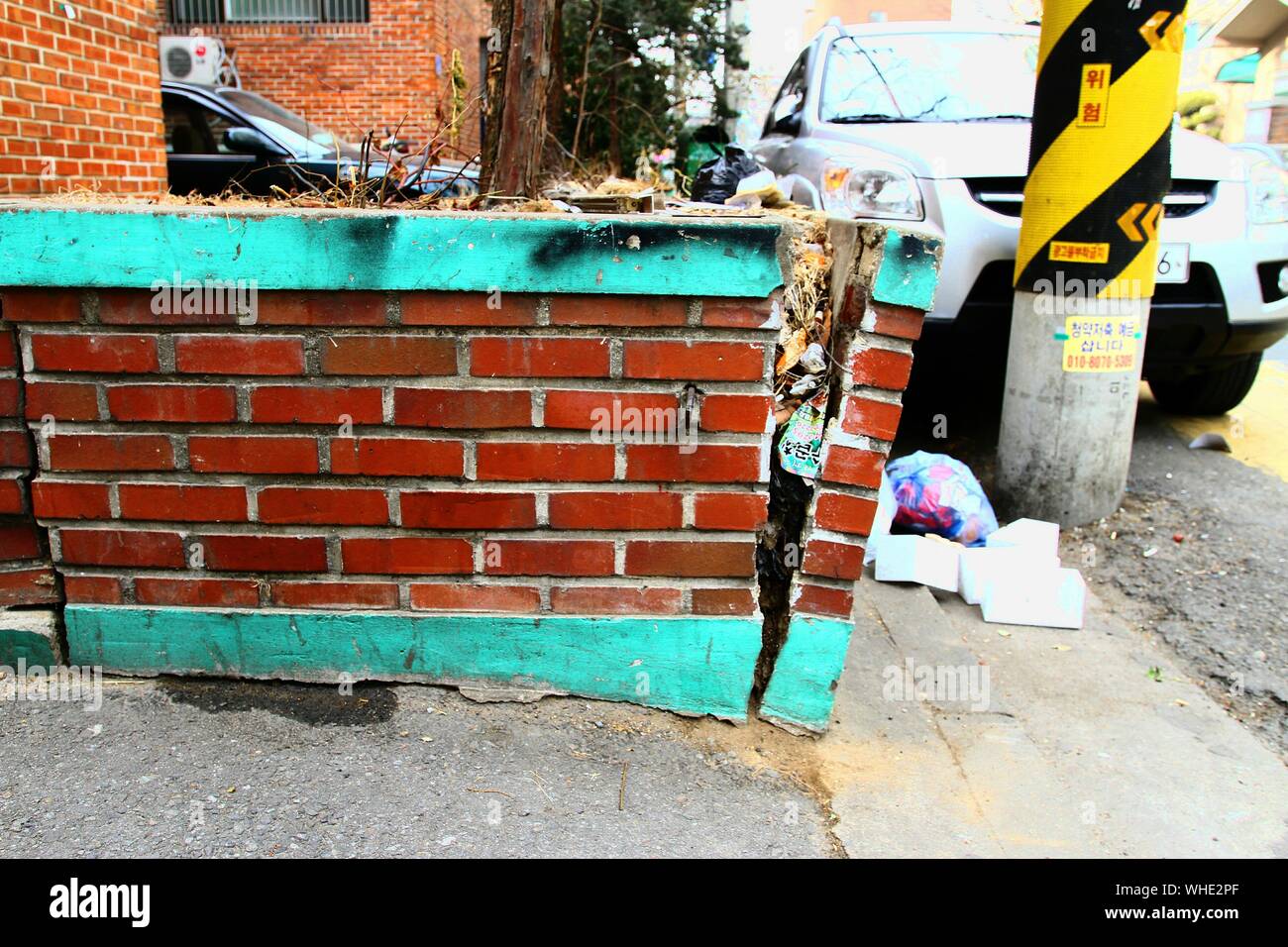 Brick wall broken hi-res stock photography and images - Alamy