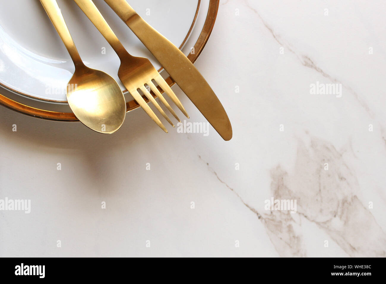 Gold place place setting hi-res stock photography and images - Alamy