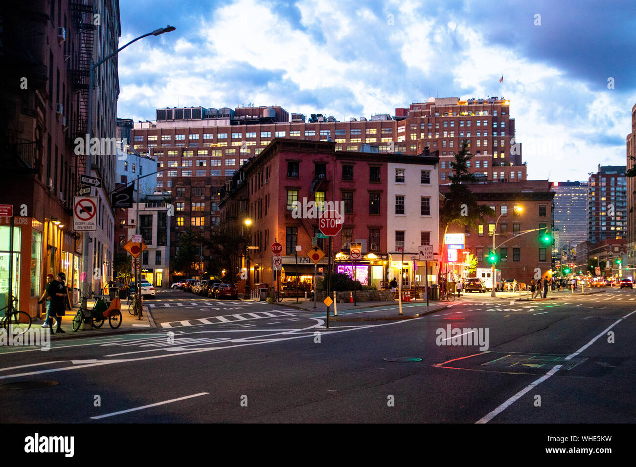 Downtown manhattan street scene hi-res stock photography and images - Alamy