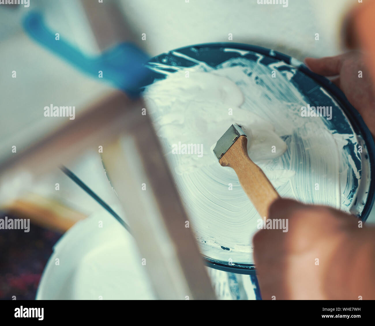 Worker mixing paint hi-res stock photography and images - Alamy