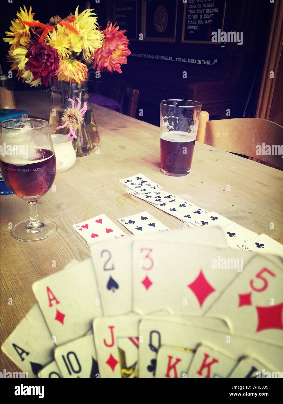 Cafe playing cards hi-res stock photography and images - Alamy