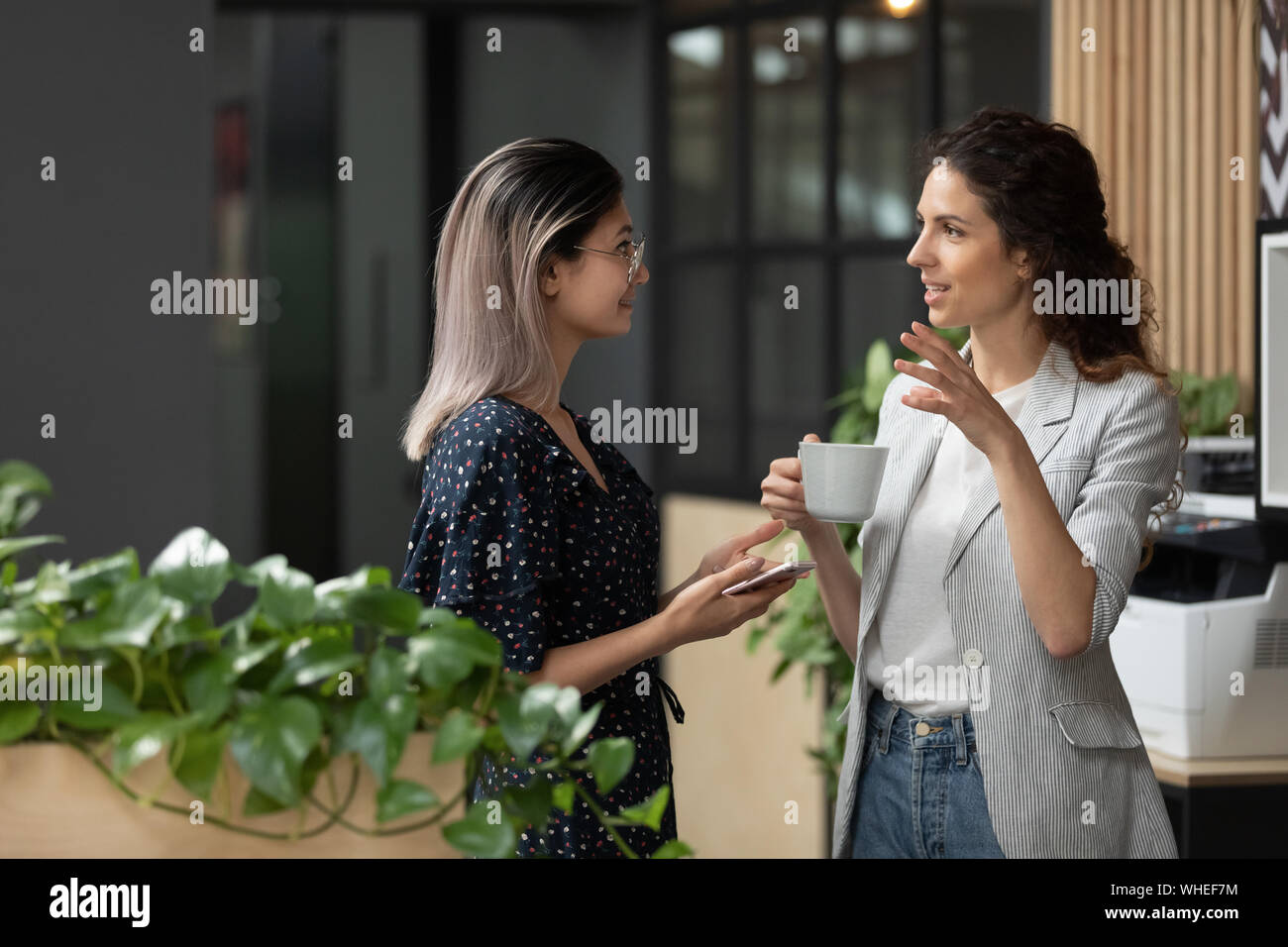 Two diverse young businesswomen hi-res stock photography and images - Alamy