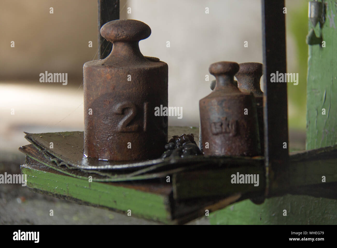 Old fashioned weights High Resolution Stock Photography and Images - Alamy