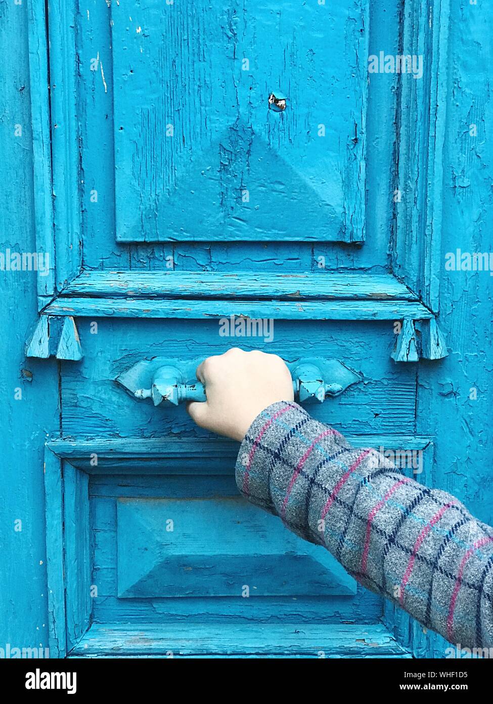 Hand holding door handle hi-res stock photography and images - Alamy