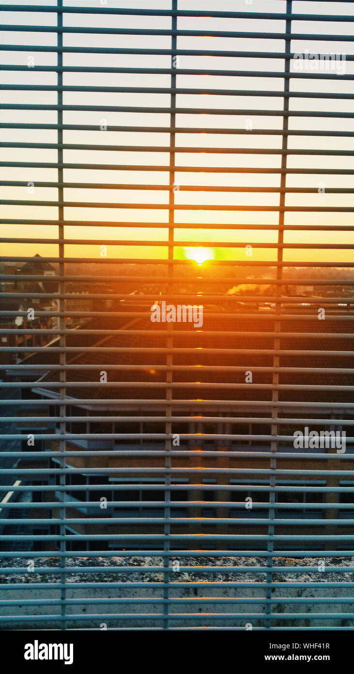 Sun through blinds hi-res stock photography and images - Alamy