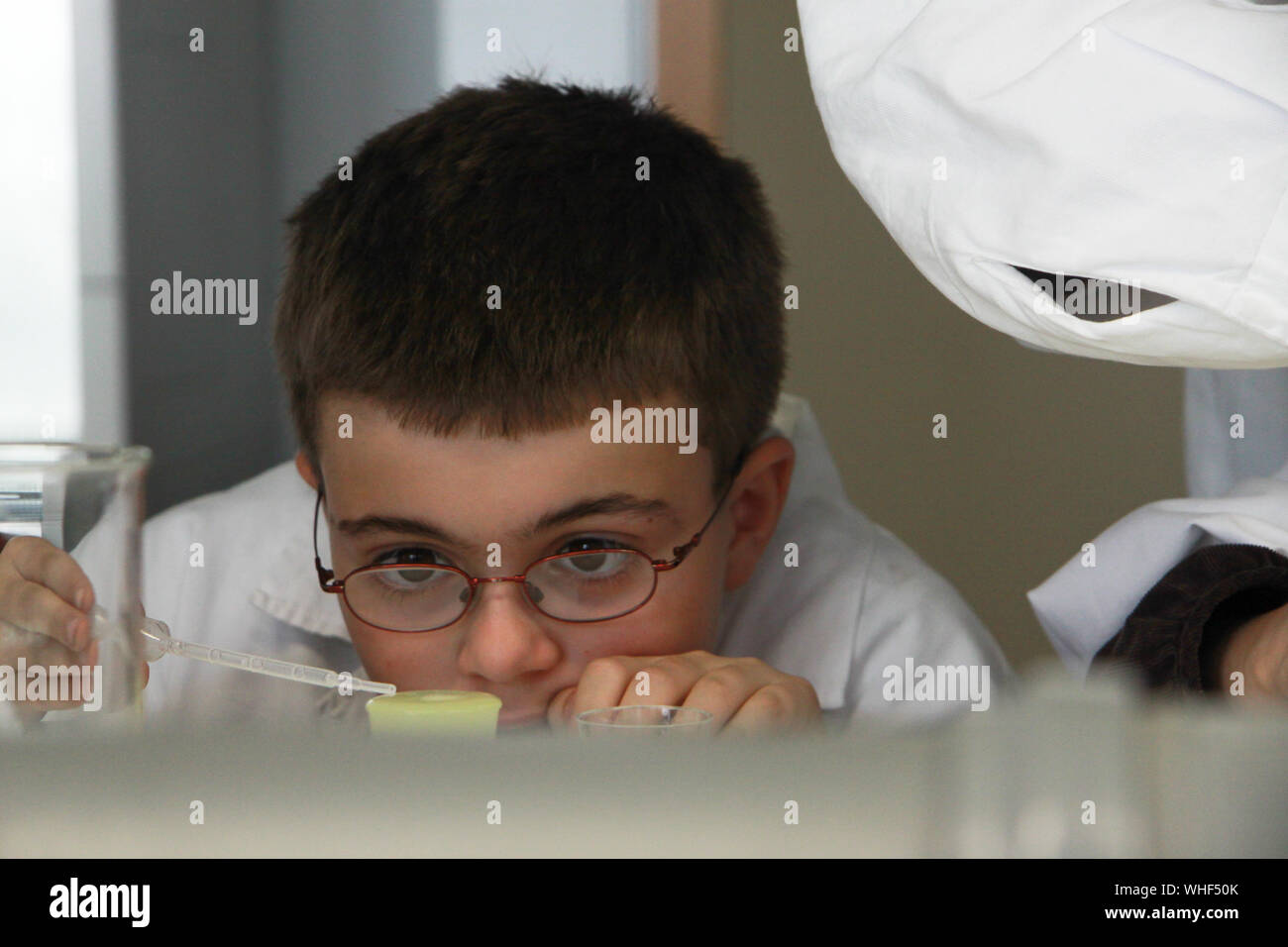 Child science lab hi-res stock photography and images - Alamy