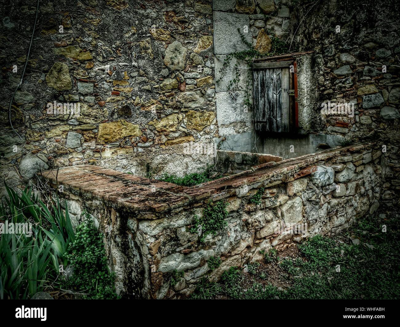 Abandoned house exterior hi-res stock photography and images - Alamy