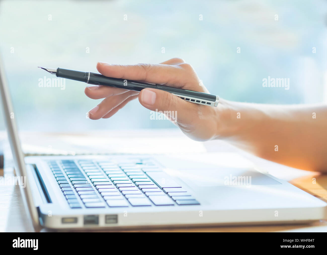 Hand holding fountain pen hi-res stock photography and images - Alamy