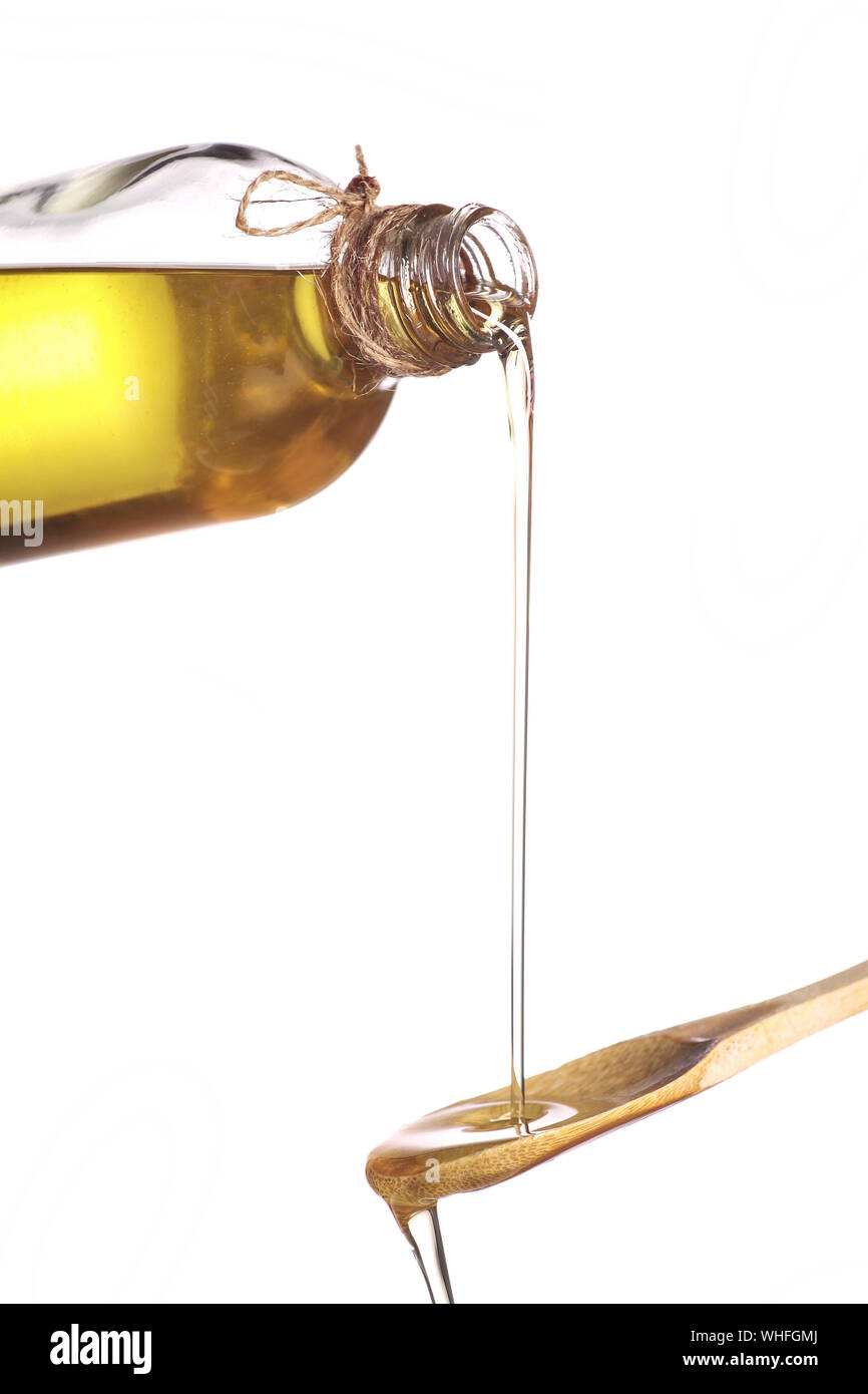Olive oil flowing on spoon from bottle hi-res stock photography and ... Olive oil flowing on spoon from bottle hi-res stock photography and ...