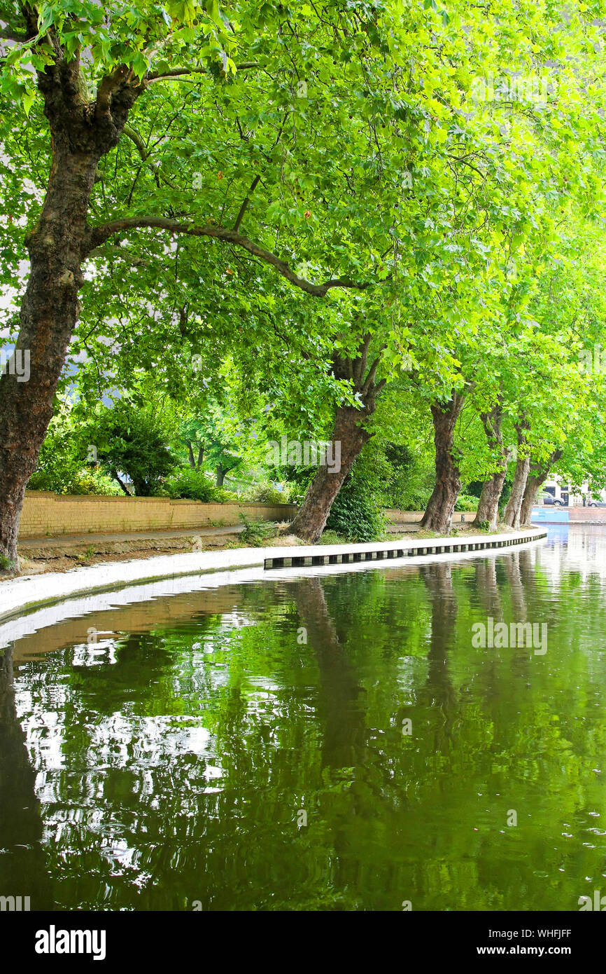 Channel bank hi-res stock photography and images - Alamy