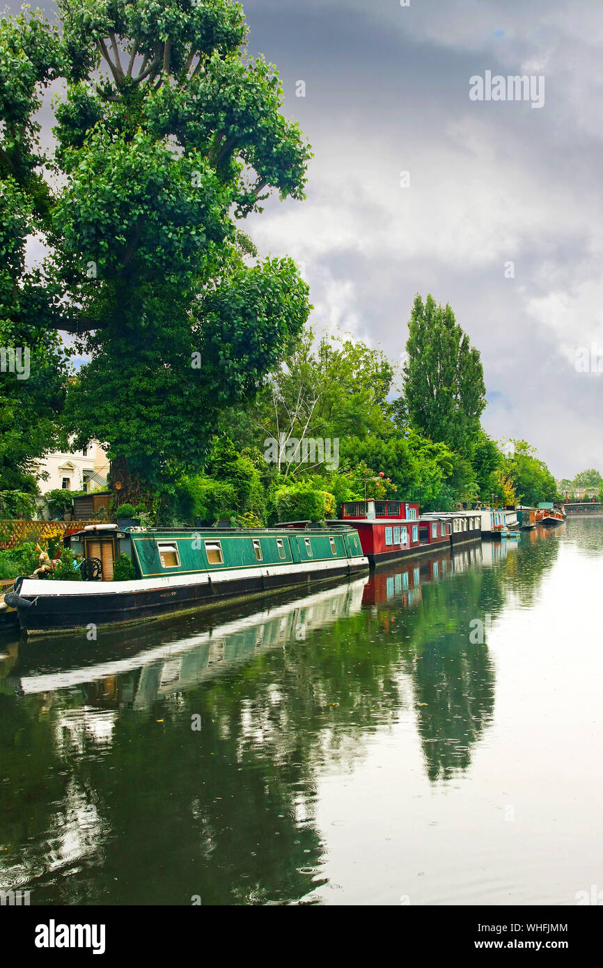 Long narrow boats hi-res stock photography and images - Alamy