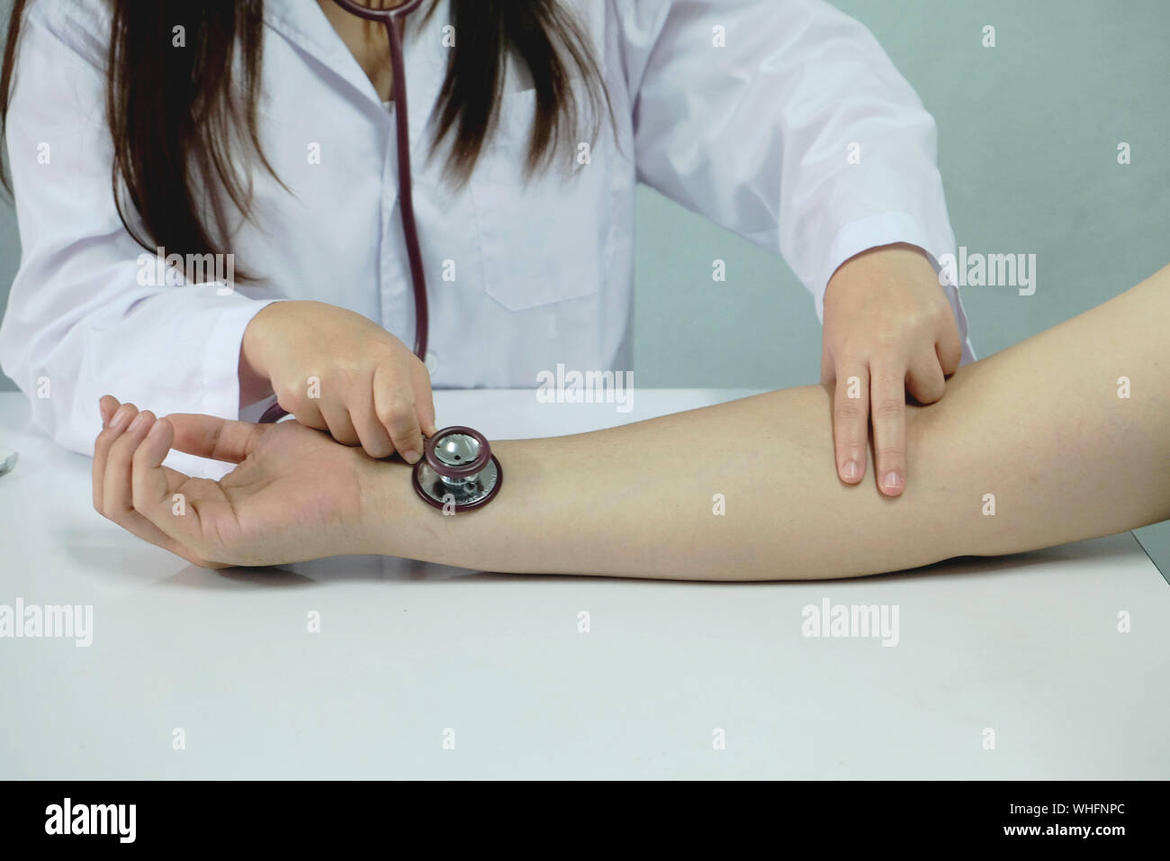 Doctor patient stethoscope checking hi-res stock photography and images ...