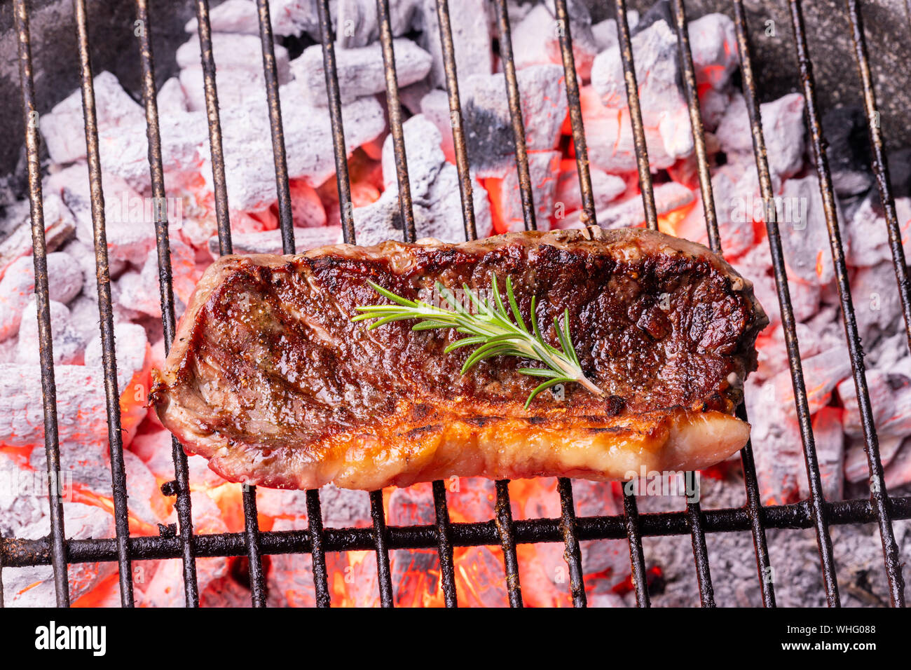 Glowing charcoal beef steak hi-res stock photography and images - Alamy