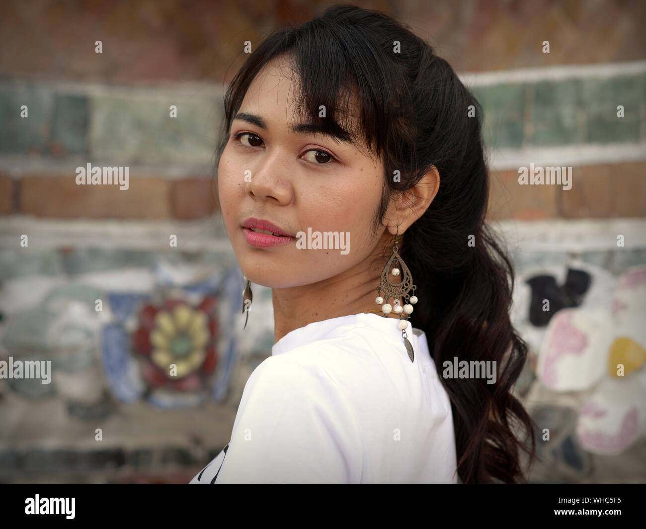 Pretty Thai girl poses for the camera at Bangkok's Wat Arun Stock Photo ...