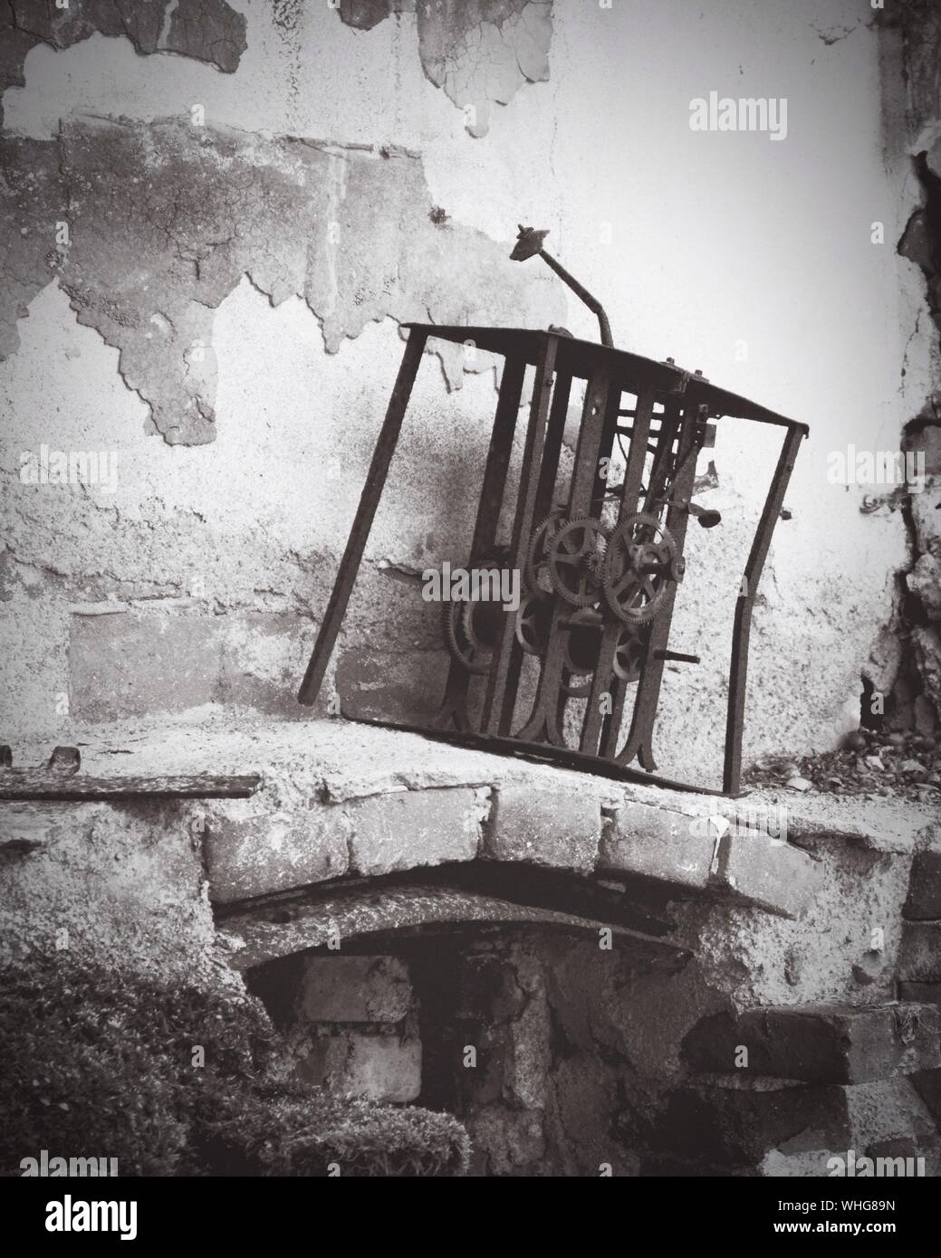 Broken wall clock hi-res stock photography and images - Alamy