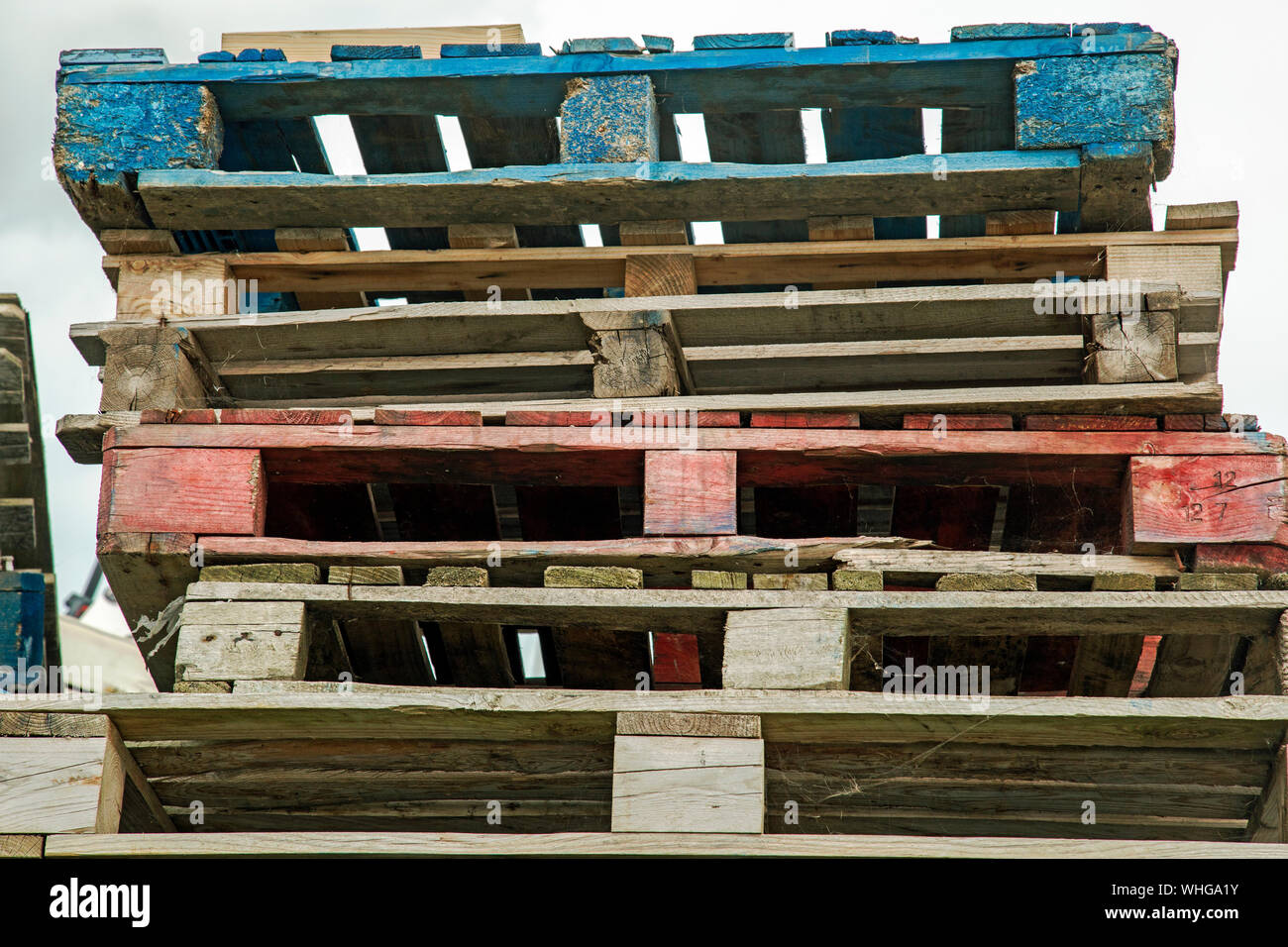 Red painted pallets hi-res stock photography and images - Alamy