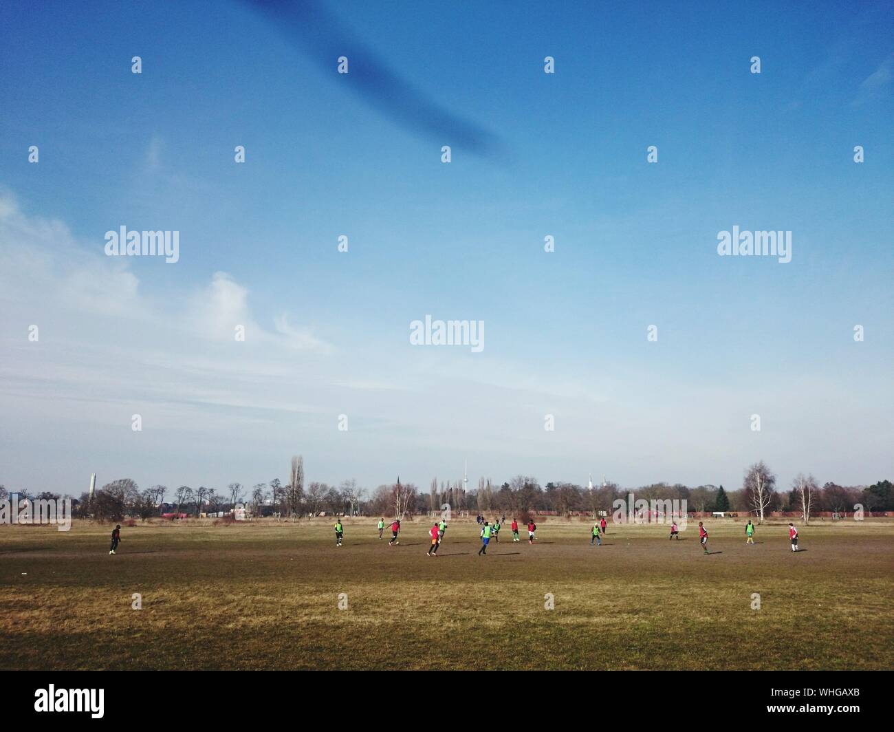 Soccer players on the field hi-res stock photography and images - Alamy