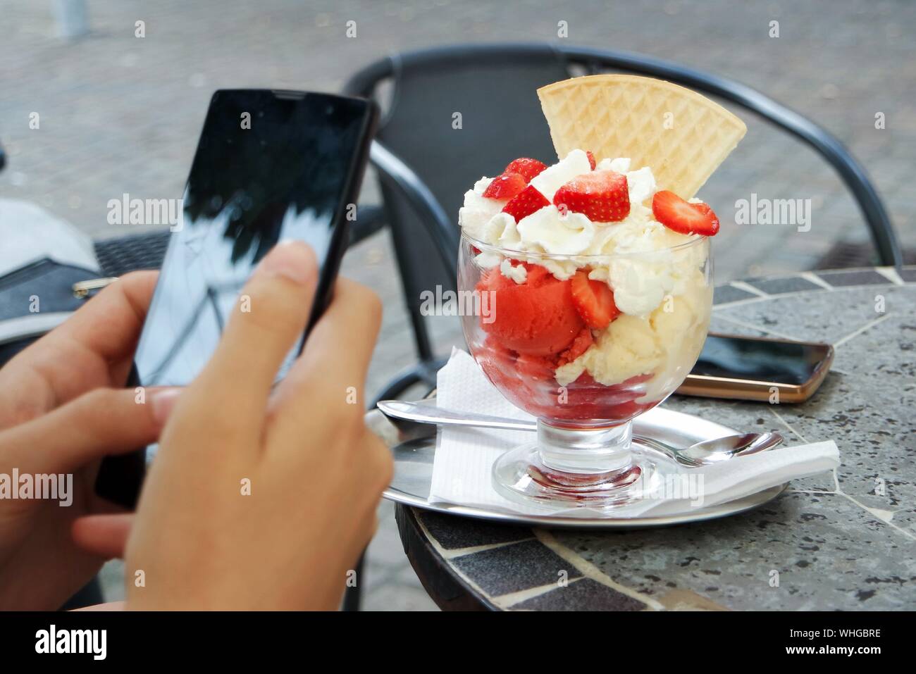 Mobile ice cream hi-res stock photography and images - Alamy