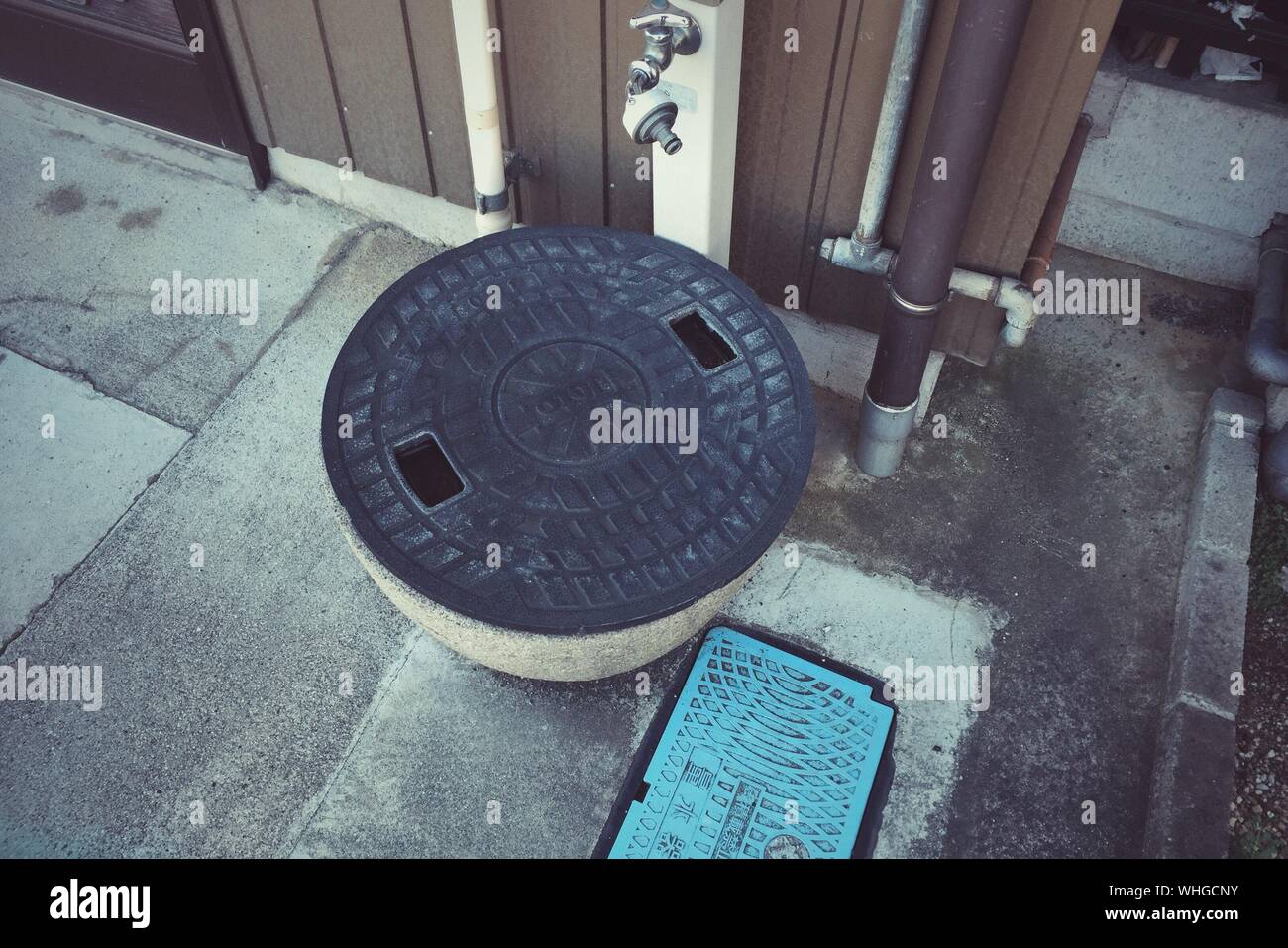 Manhole covering hi-res stock photography and images - Alamy