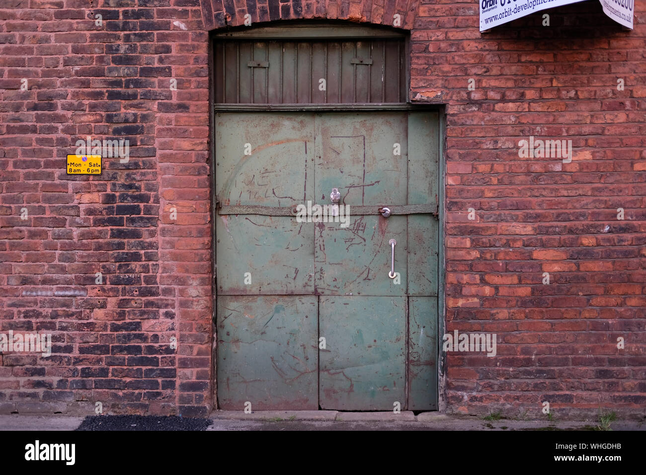 Makeshift wall hi-res stock photography and images - Alamy