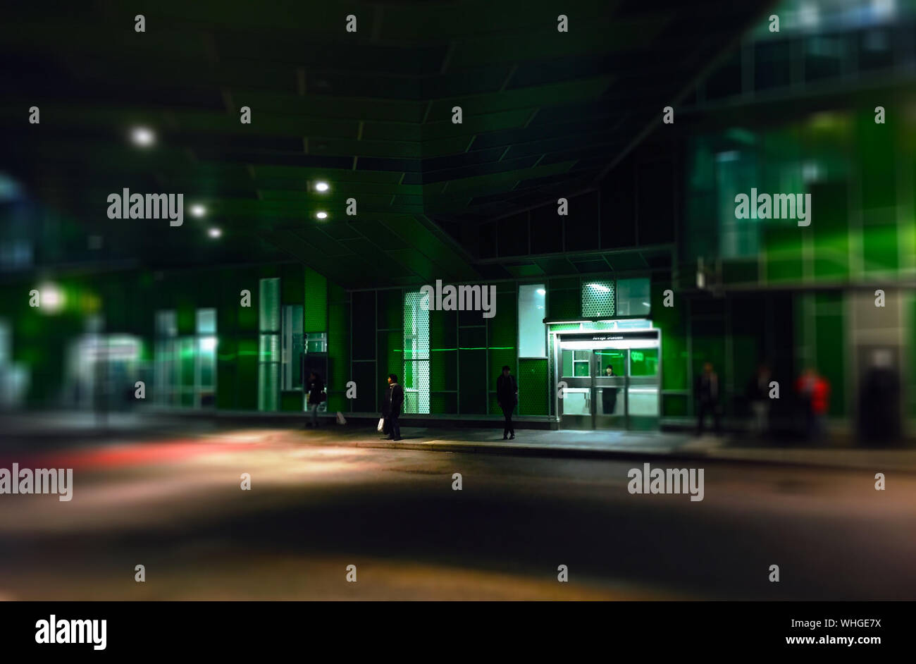 People outside building hi-res stock photography and images - Alamy