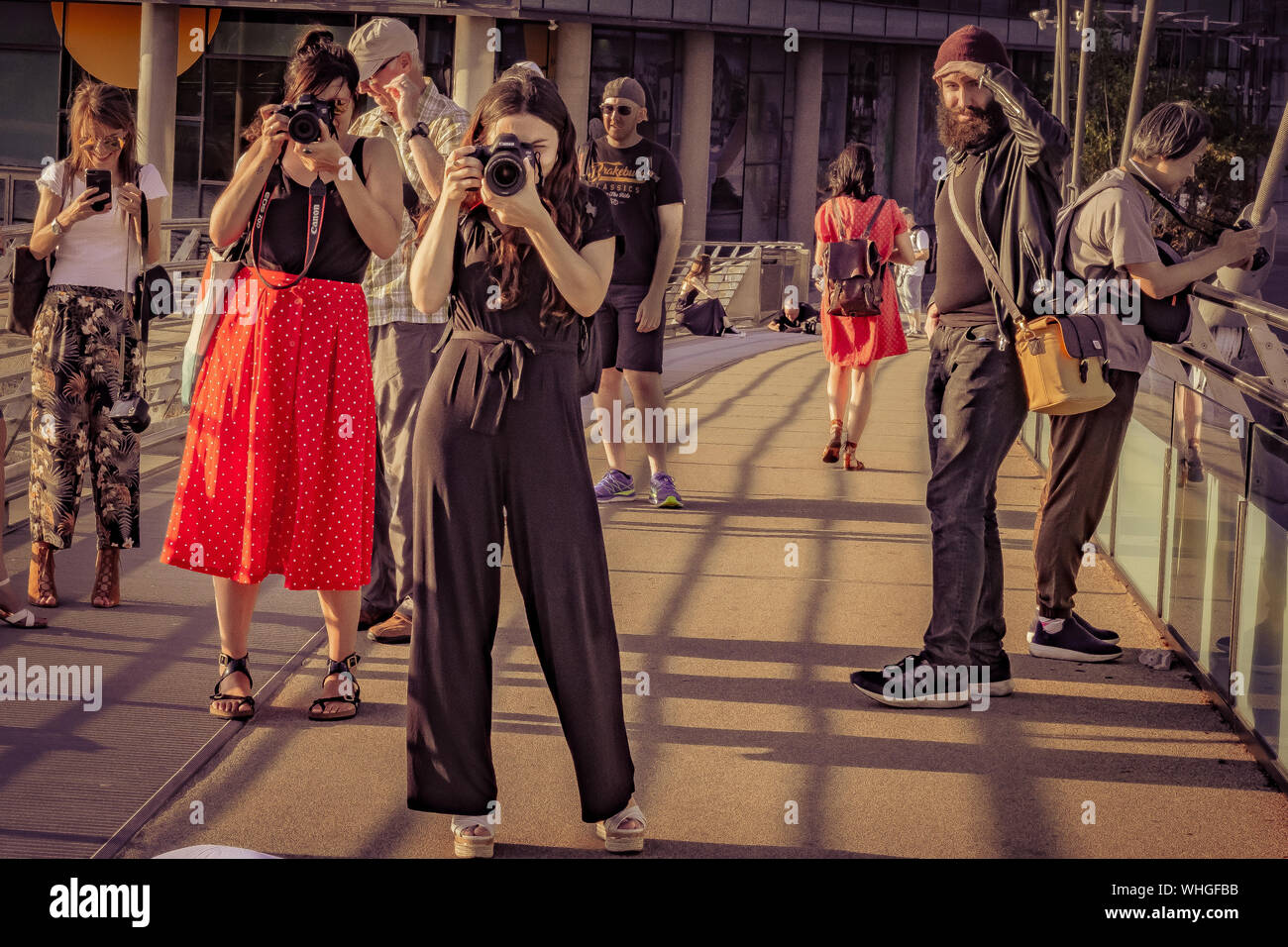 Pose for cameras hi-res stock photography and images - Alamy