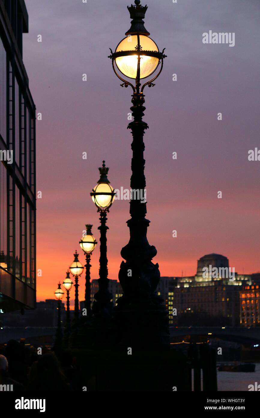 Light at night and sunset in the city hi-res stock photography and ...