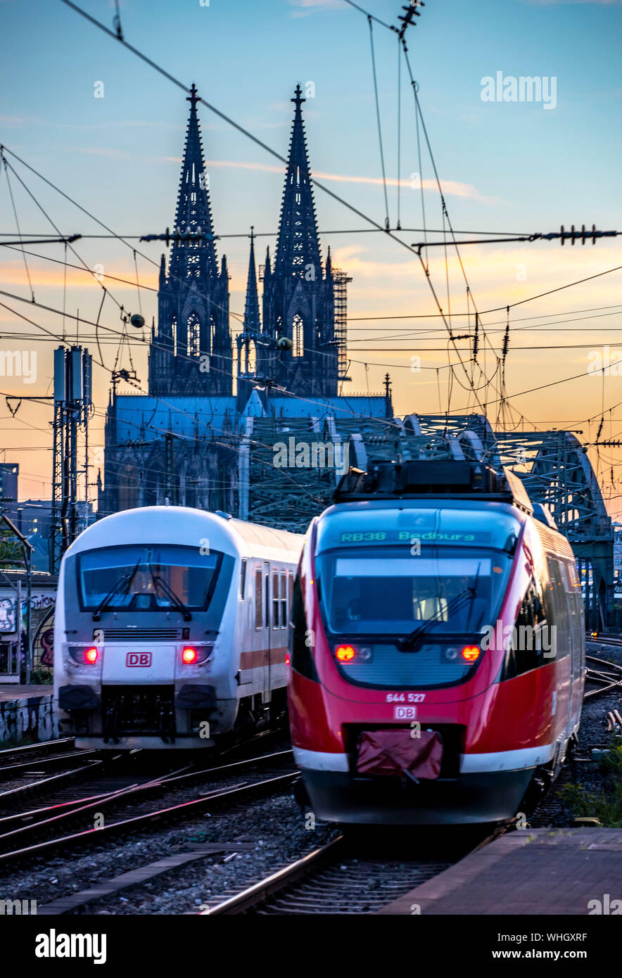 Railway station and train in front of the cologne cathedral hi-res ...