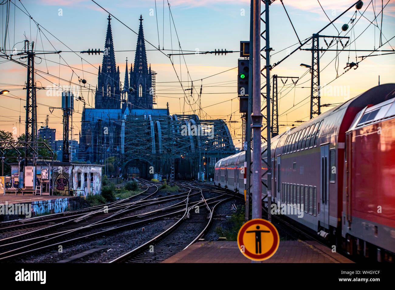 Railway station and train in front of the cologne cathedral hi-res ...