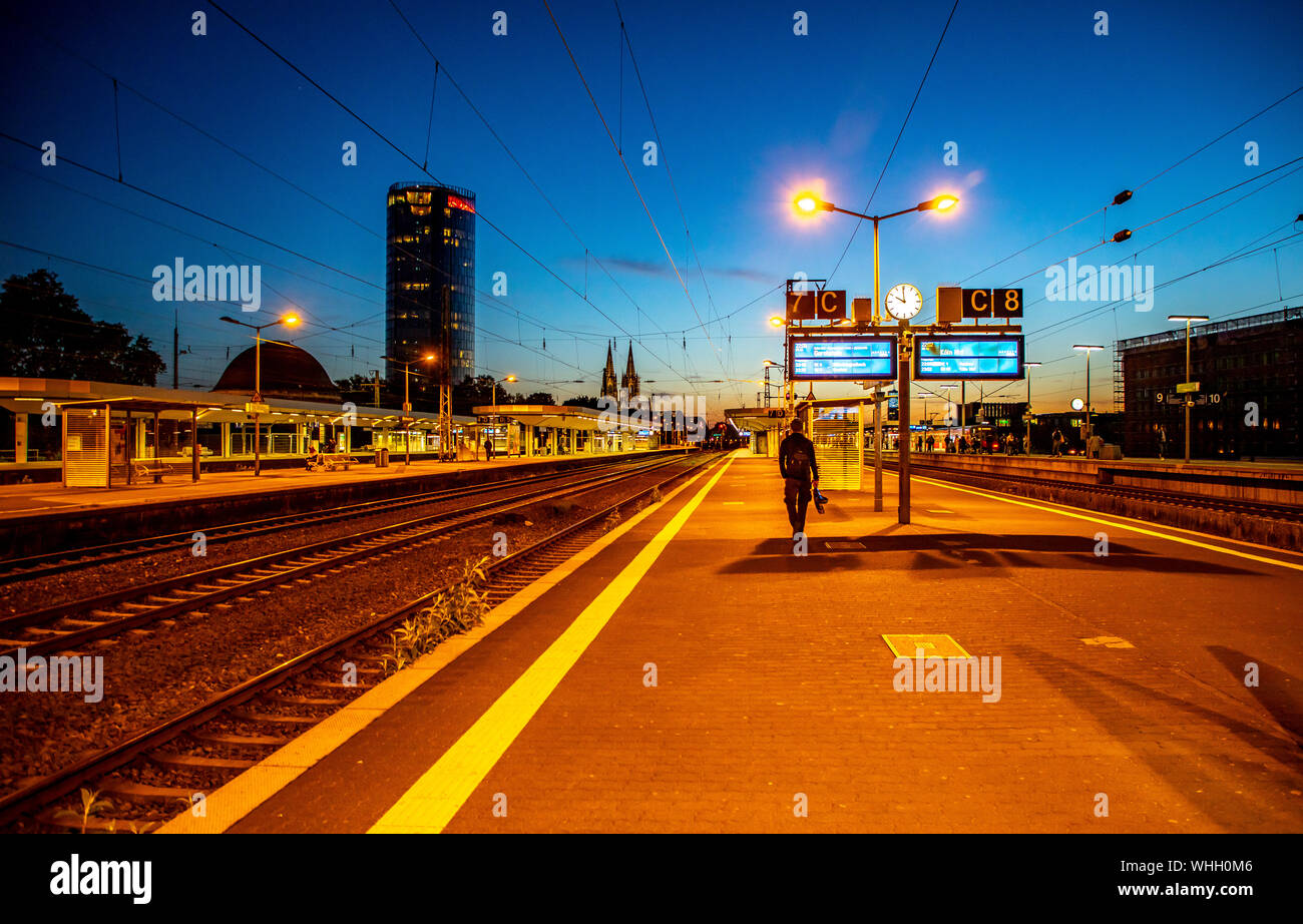 Cologne Deutz station, platform, Cologne Triangle skyscraper, Germany ...