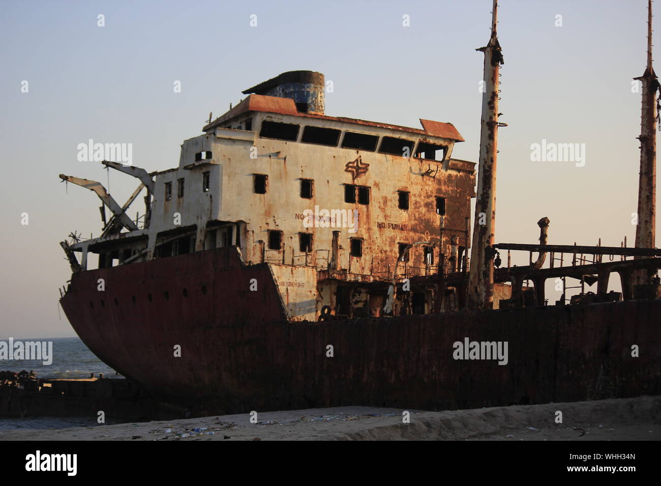 Ship beach hi-res stock photography and images - Alamy