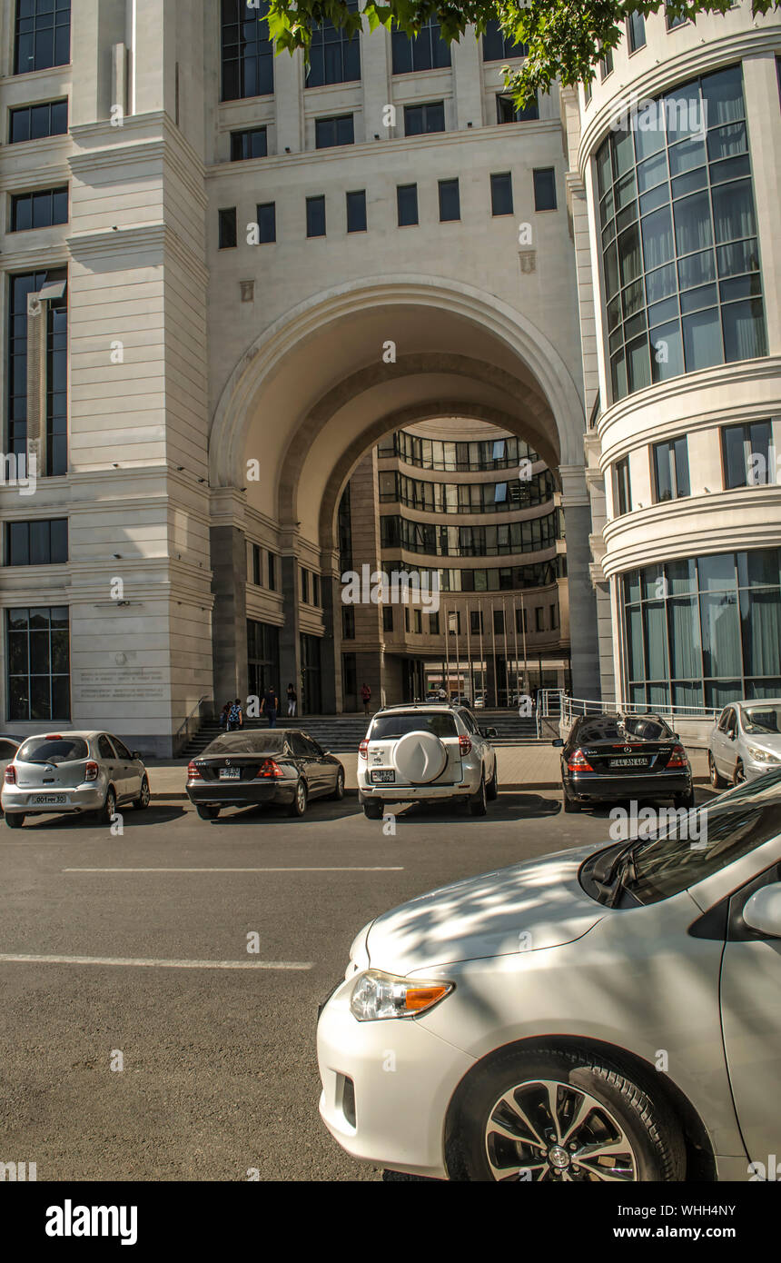 White yerevan buildings hi-res stock photography and images - Alamy
