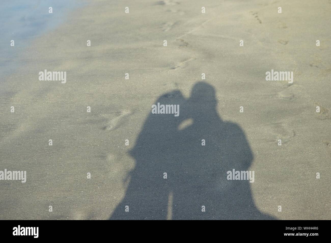 Shadow couple on beach hi-res stock photography and images - Alamy