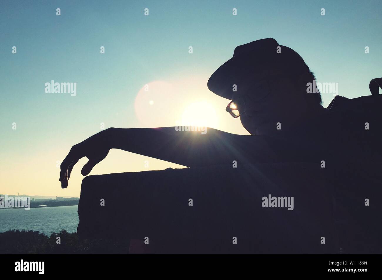 Silhouette man leaning against wall hi-res stock photography and images ...