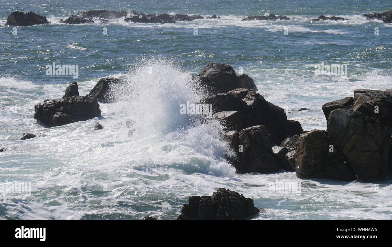 Wave hitting rocks in ocean hi-res stock photography and images - Alamy