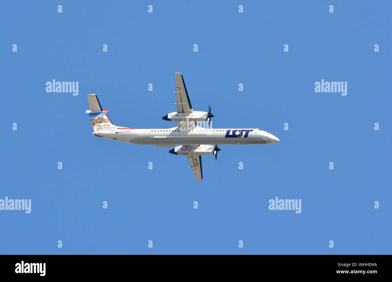 Airliner airplane bombardier q400 hi-res stock photography and images ...