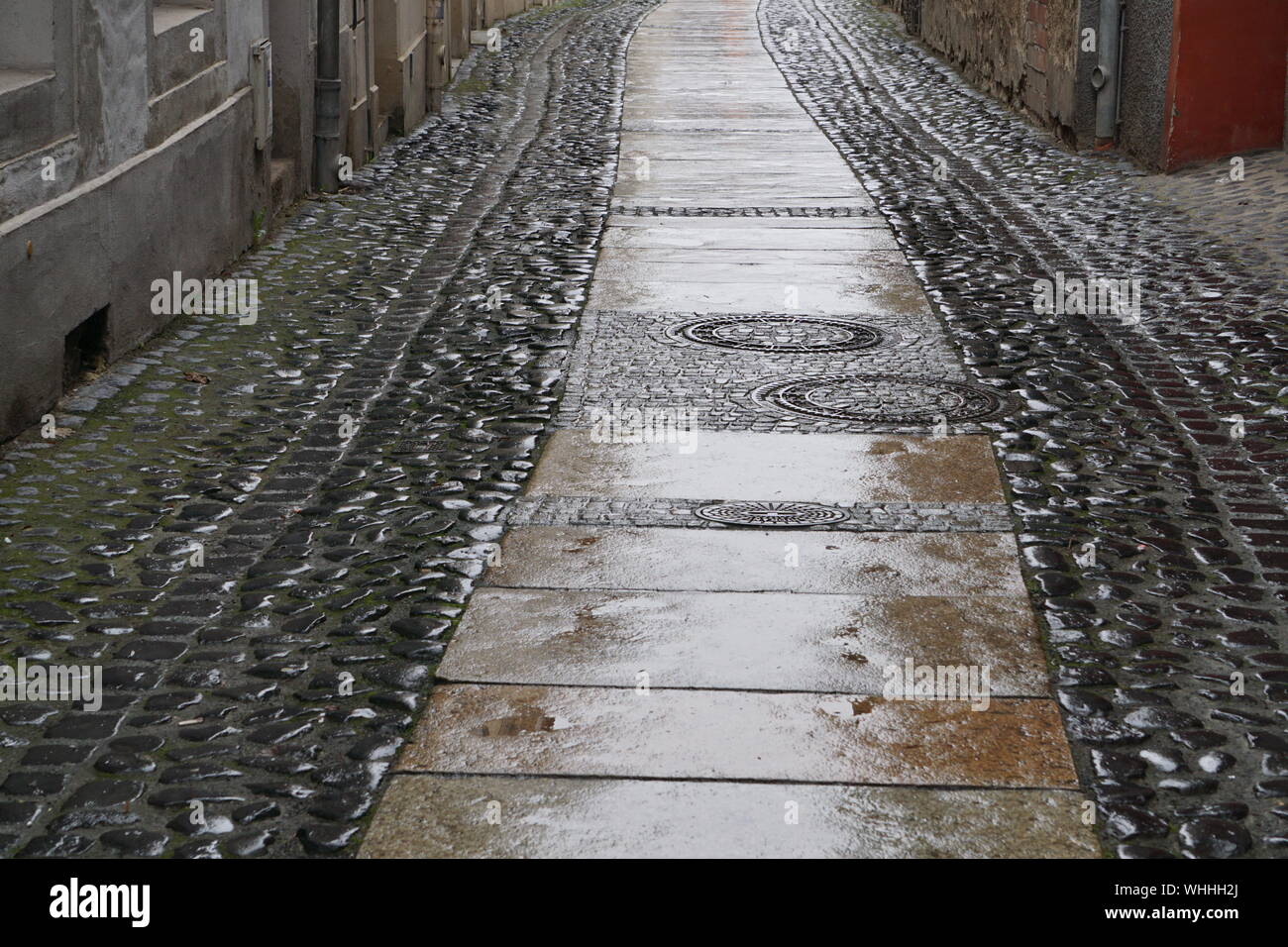 Rainy cobbled street hi-res stock photography and images - Alamy