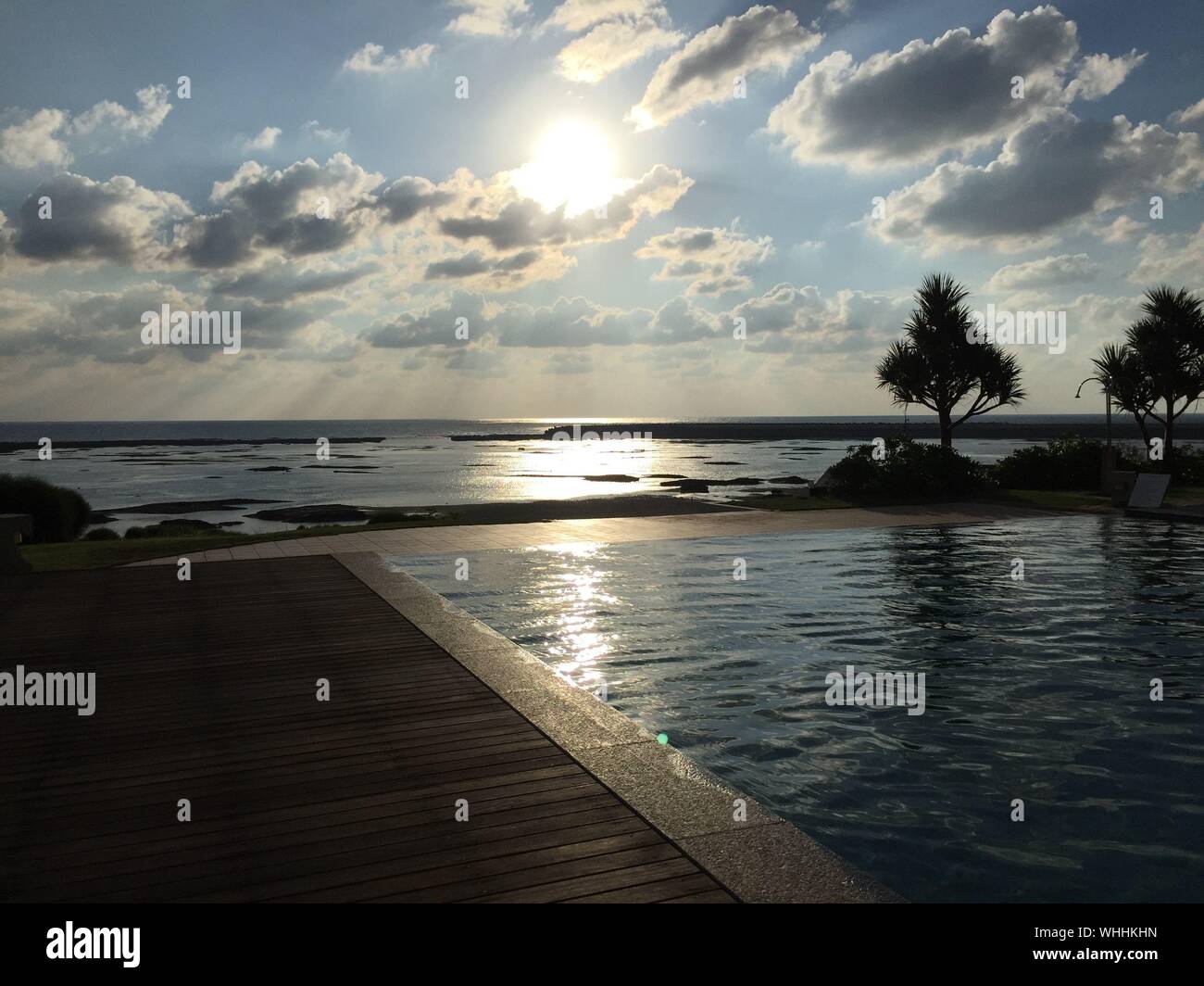 Infinity pool and beach hi-res stock photography and images - Alamy