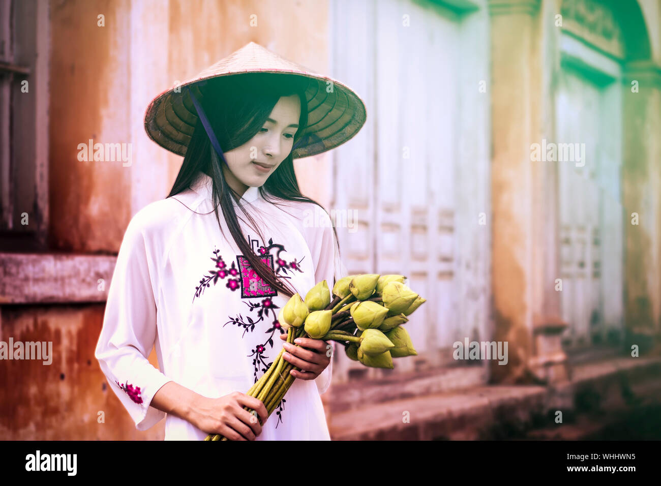 Traditional vietnamese woman hi-res stock photography and images - Alamy