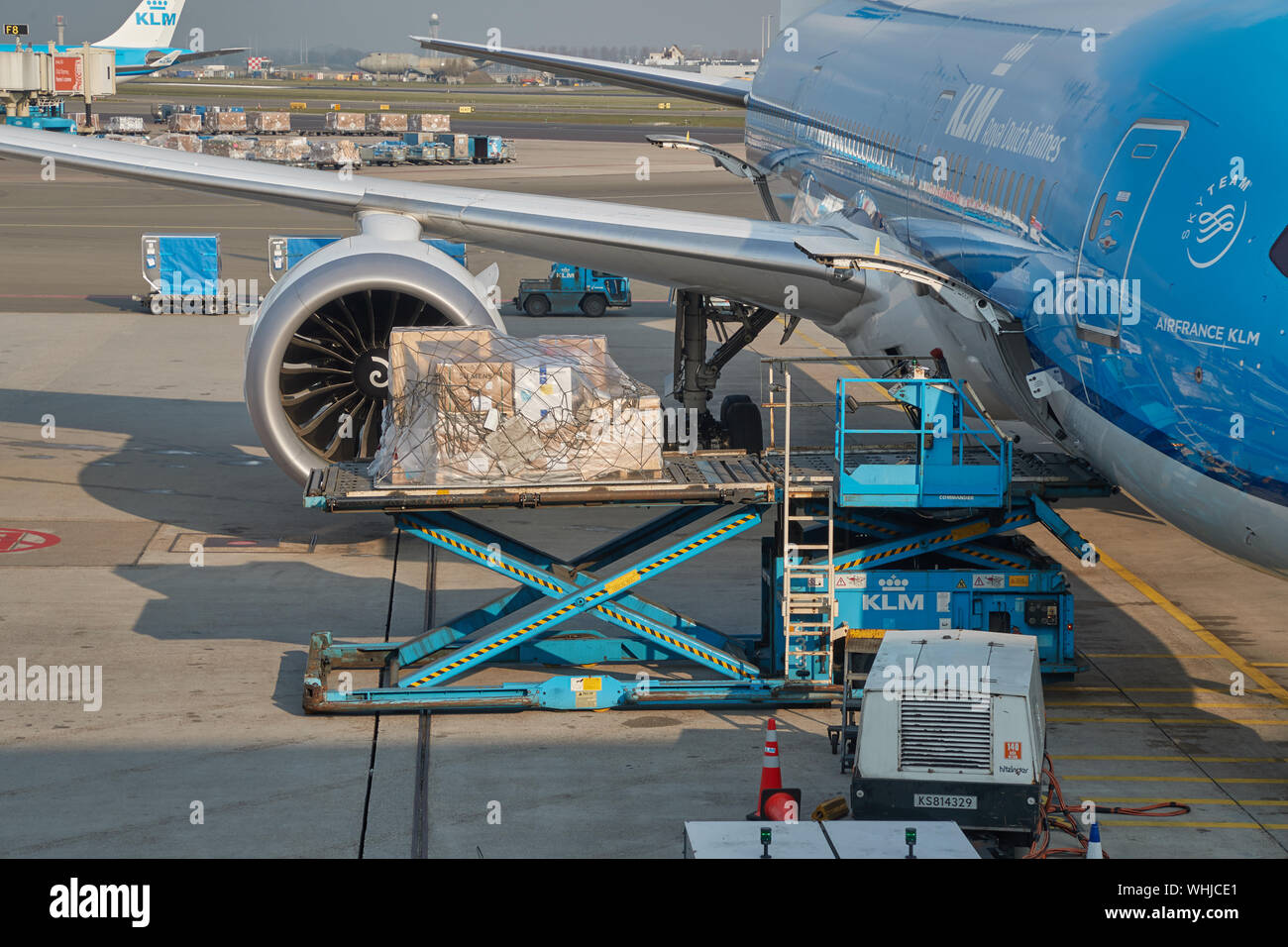 Cargo hold plane hi-res stock photography and images - Alamy
