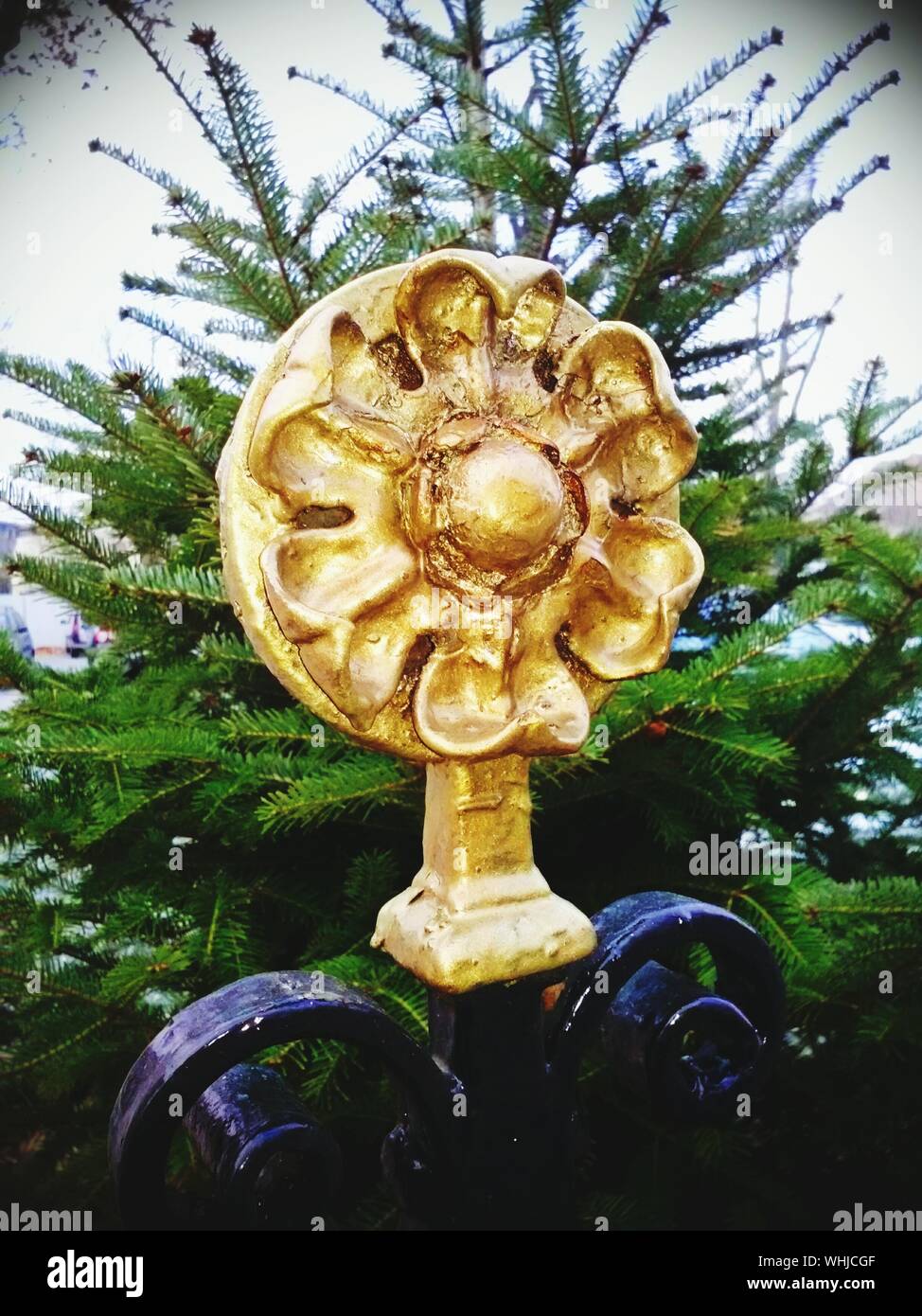 Metal tree sculpture hi-res stock photography and images - Alamy