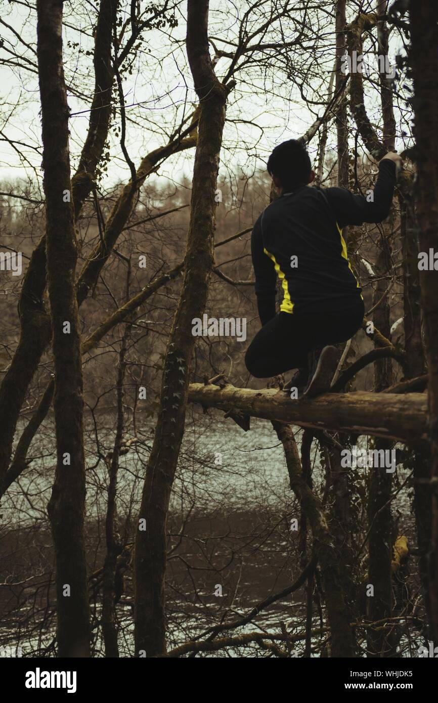 Man kneeling, rear hi-res stock photography and images - Alamy